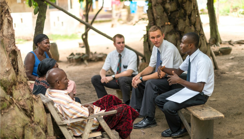 mormon-missionaries-teaching-ghana-1130965-print-2.jpg | 信仰プラス